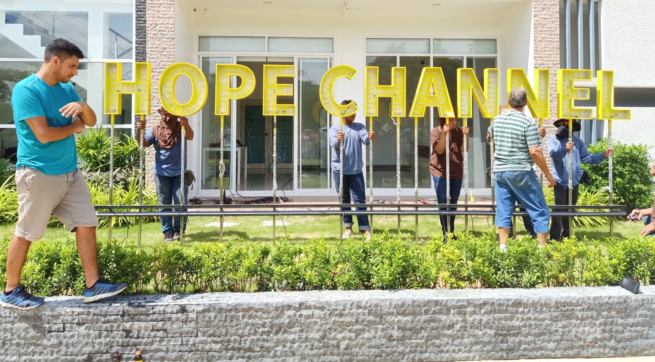 ป้ายไฟแสงออกหน้าตัวอักษรมีขาตั้งพื้น HOP CHANNEL