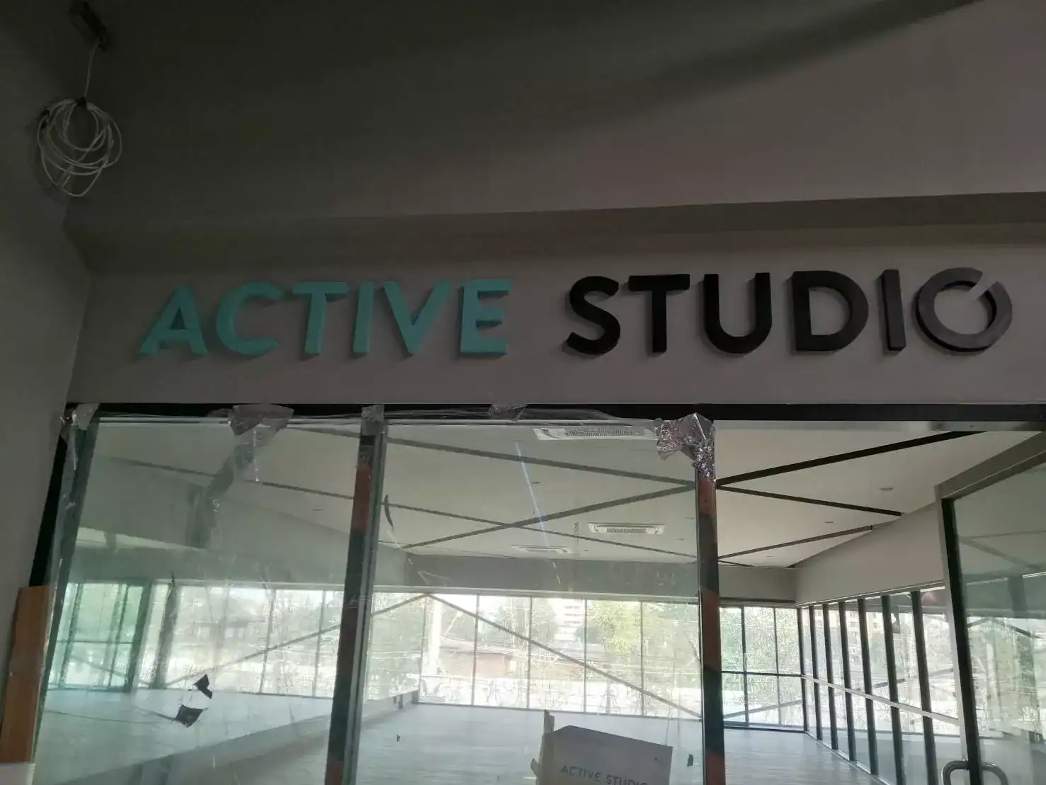 ป้ายตัวอักษรภายในอาคาร ACTIVE BOX บริการงานป้าย โดยทีมงานอาชีพ
