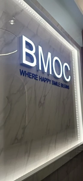 ป้ายร้าน BMOC ป้ายไฟแสงออกหน้าไร้คิ้ว สนใจ ประเมิณราคาฟรี!
